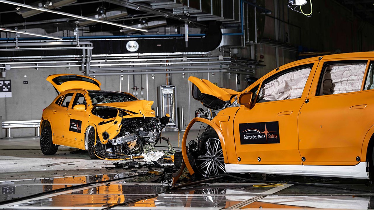 Mercedes-Benz r?alise le premier crash test public au monde entre deux ...
