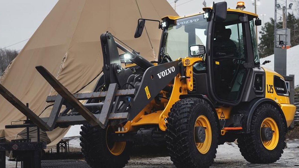 Volvo CE puts an electric wheel loader to work at a fossil-free ski ...