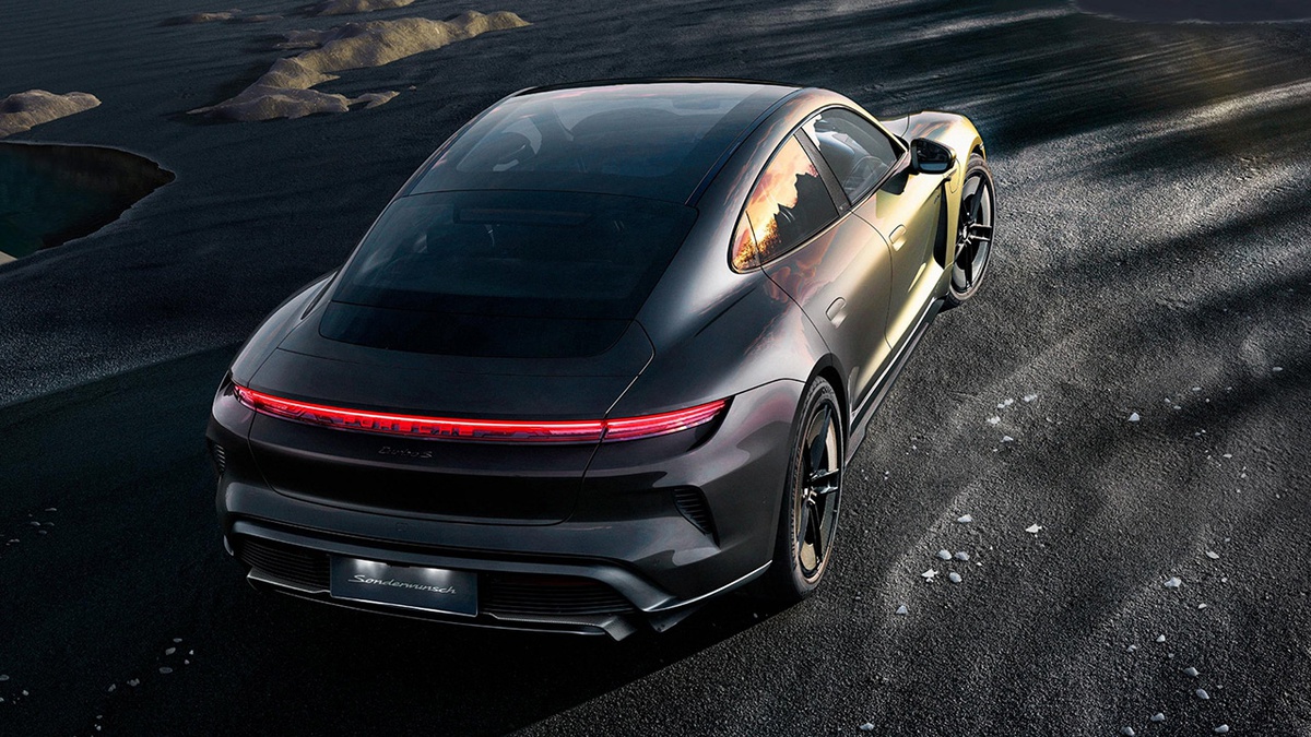 For the first time, Porsche has combined two Chromaflair paints with ...