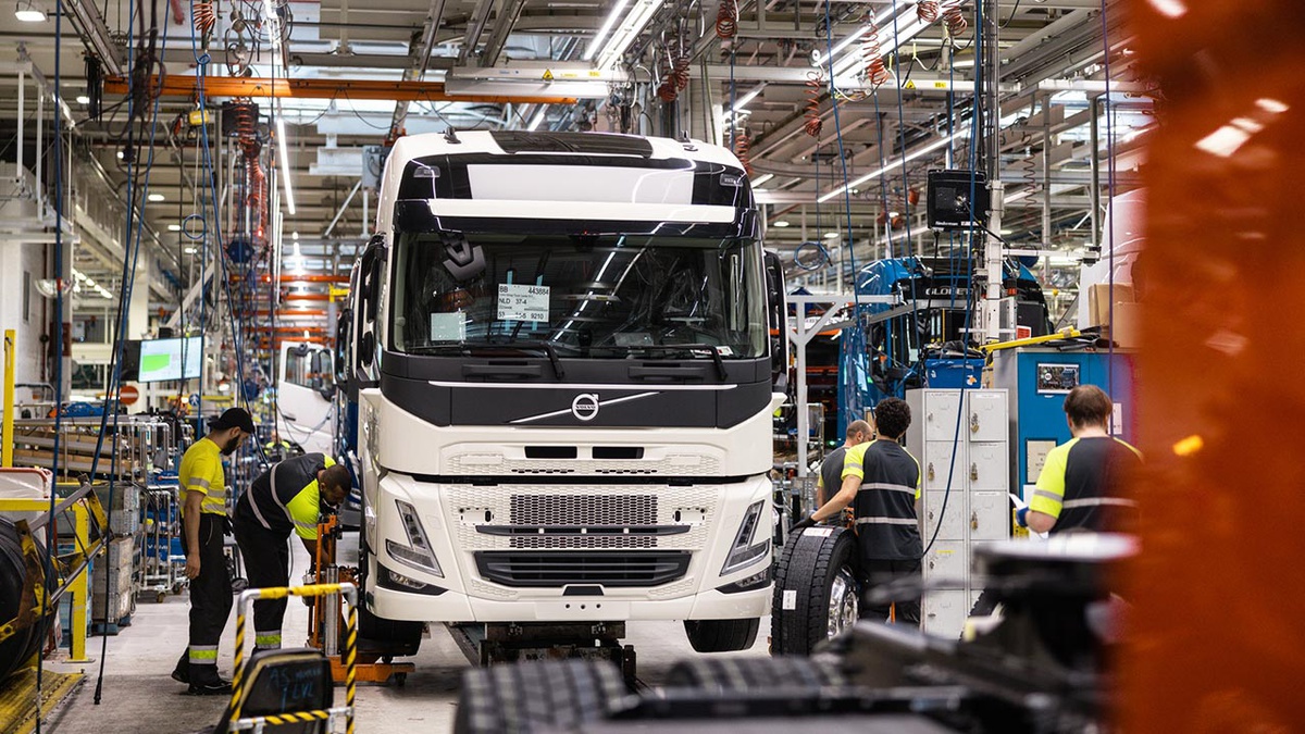 Volvo launches the series production of electric trucks at its factory ...