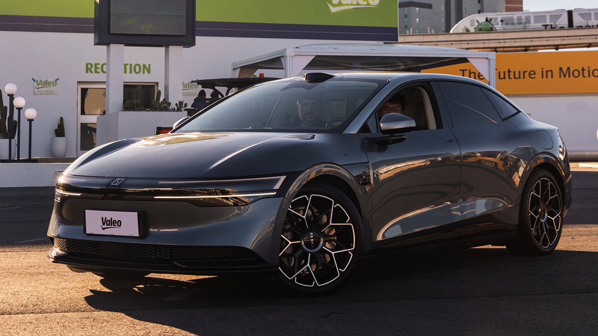 Zeekr Unveils 636-HP 007 Electric Luxury Sedan at CES 2024 – Autoua.net