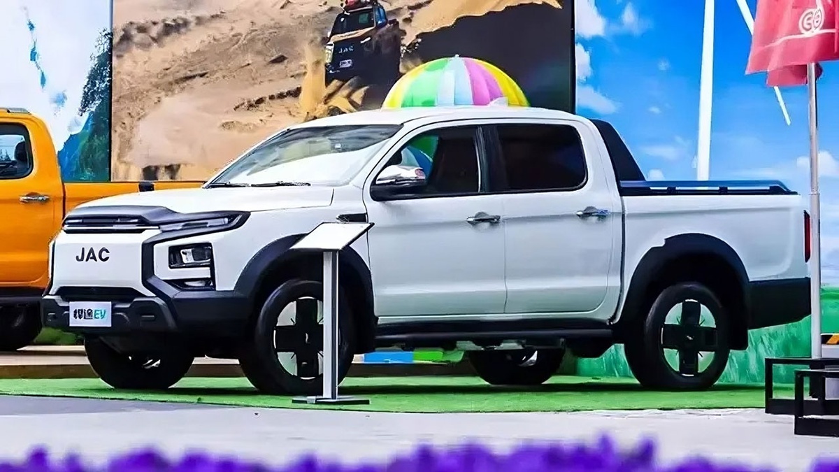 JAC Hunter electric pickup truck gets two motors and all-wheel drive ...