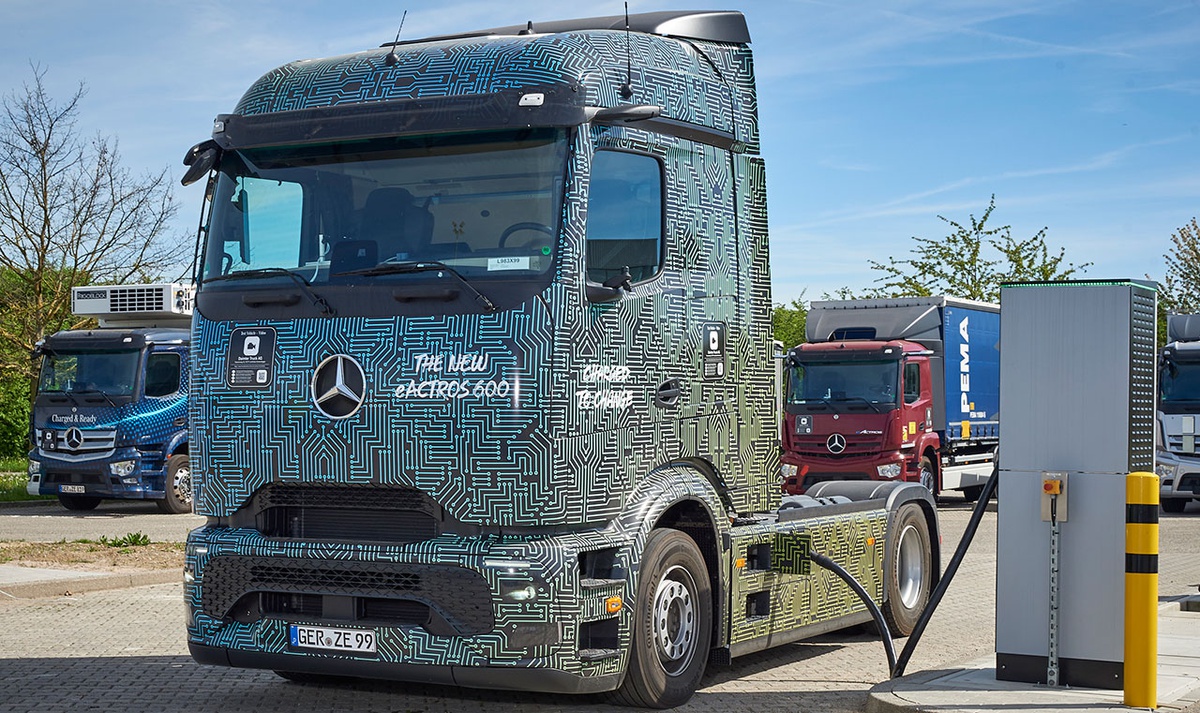 Mercedes-Benz Trucks developers successfully test electric charging at ...