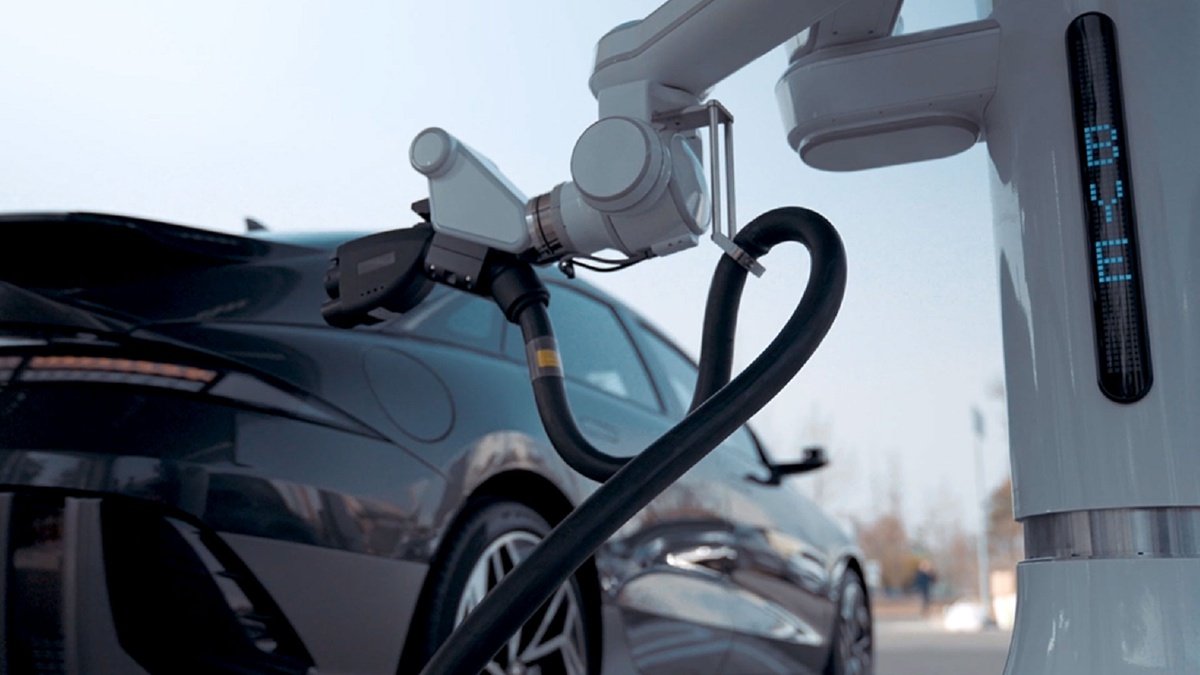 Hyundai Revealed an Automatic Charging Robot that Connects and ...