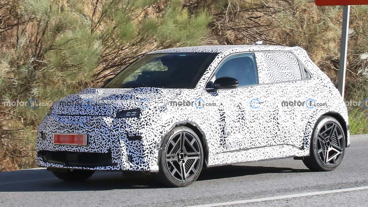 Alpine A290, la berline ?lectrique sportive, vue pour la premi?re fois dans des images espionn ...