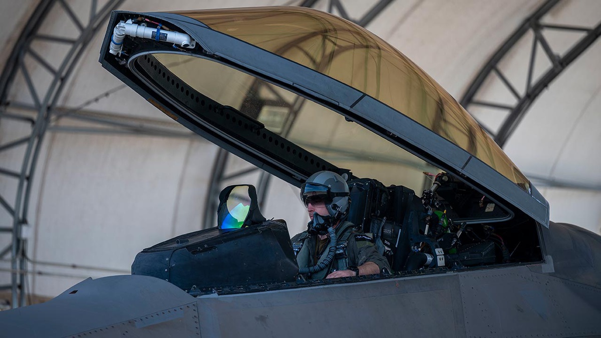 US Air Force F-22 Pilots Test Next-Generation Helmet Technology for ...