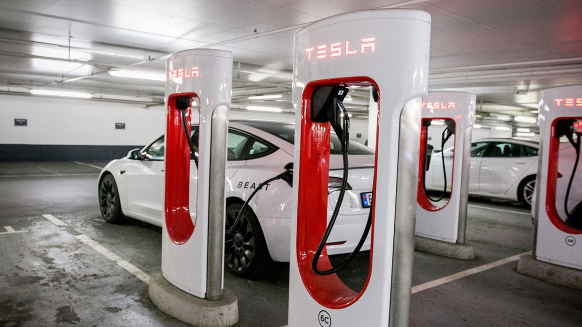 Researchers hack and steal Tesla using fake charging station WiFi ...