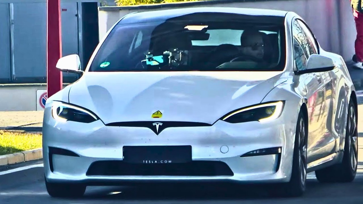 Ferrari testet ein Tesla Model S Plaid in seinem Werk in Maranello ...