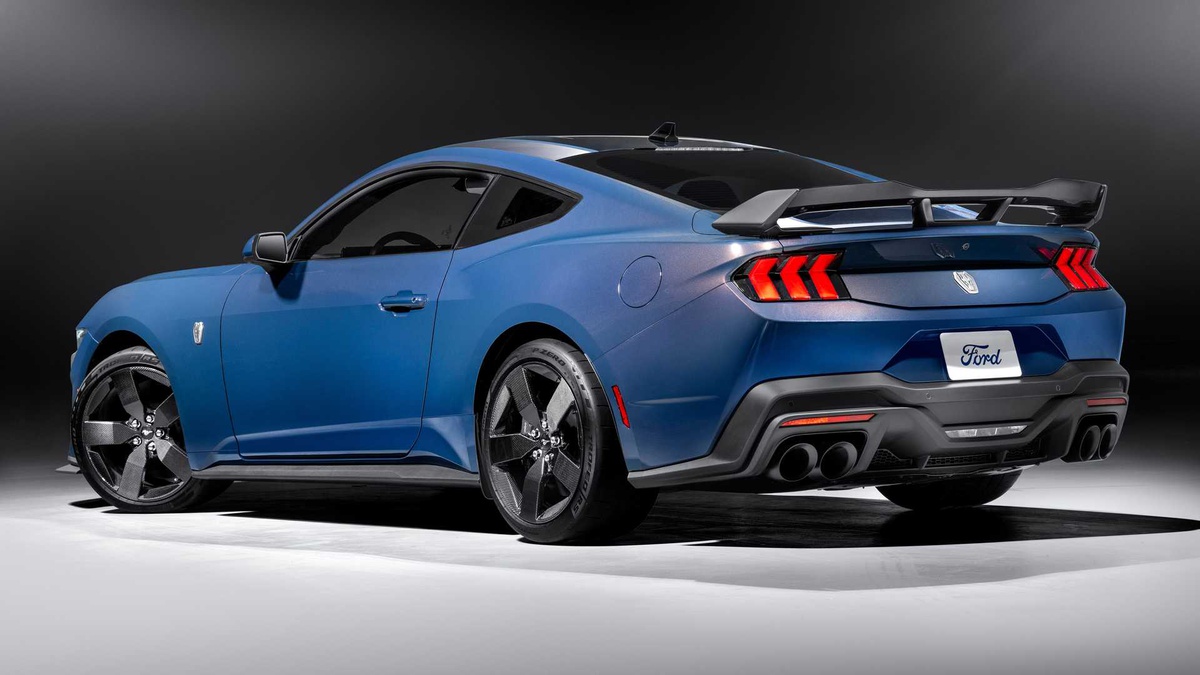 2024 Ford Mustang Dark Horse teilt sich die renntauglichen Pirelli P ...