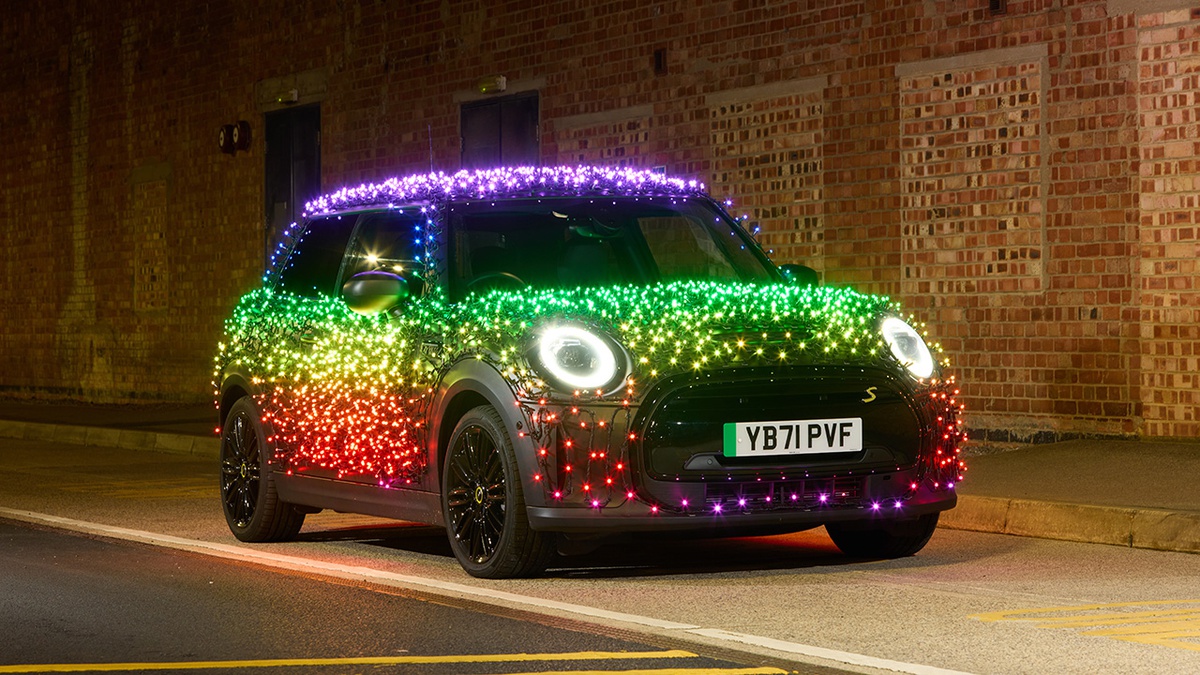 La Festive MINI est de retour, cette ann?e envelopp?e de 3 000 lumi?res LED – Autoua.net