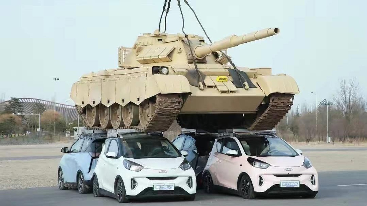Chinese automaker tests the strength of cars by mounting a 30-ton tank ...