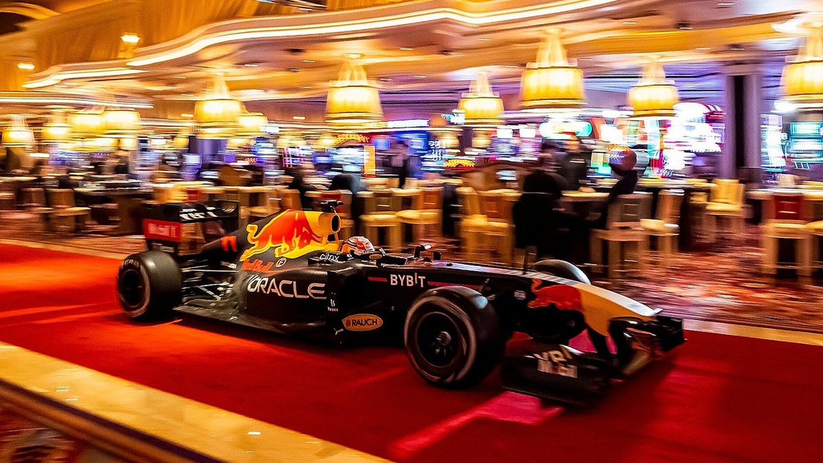 Sergio Perez drives Red Bull F1 car through casino and on dirt in Las Vegas – Autoua.net