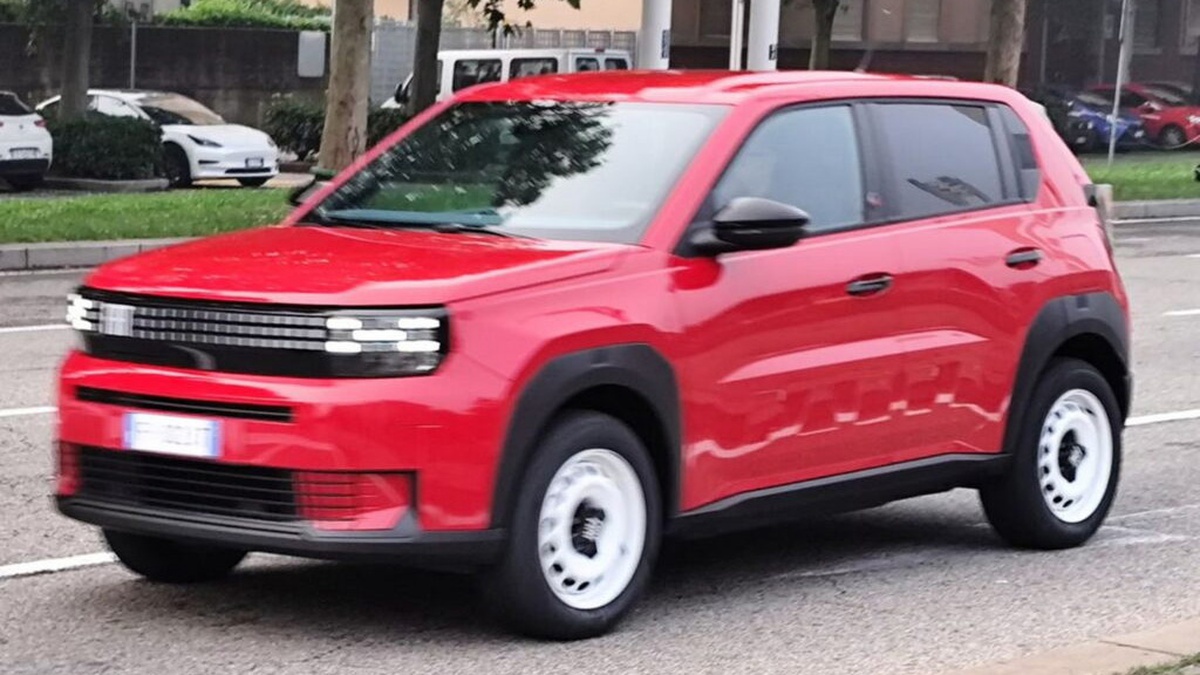 Fiat Grande Panda spotted in a cheaper Red trim with white steel rims ...
